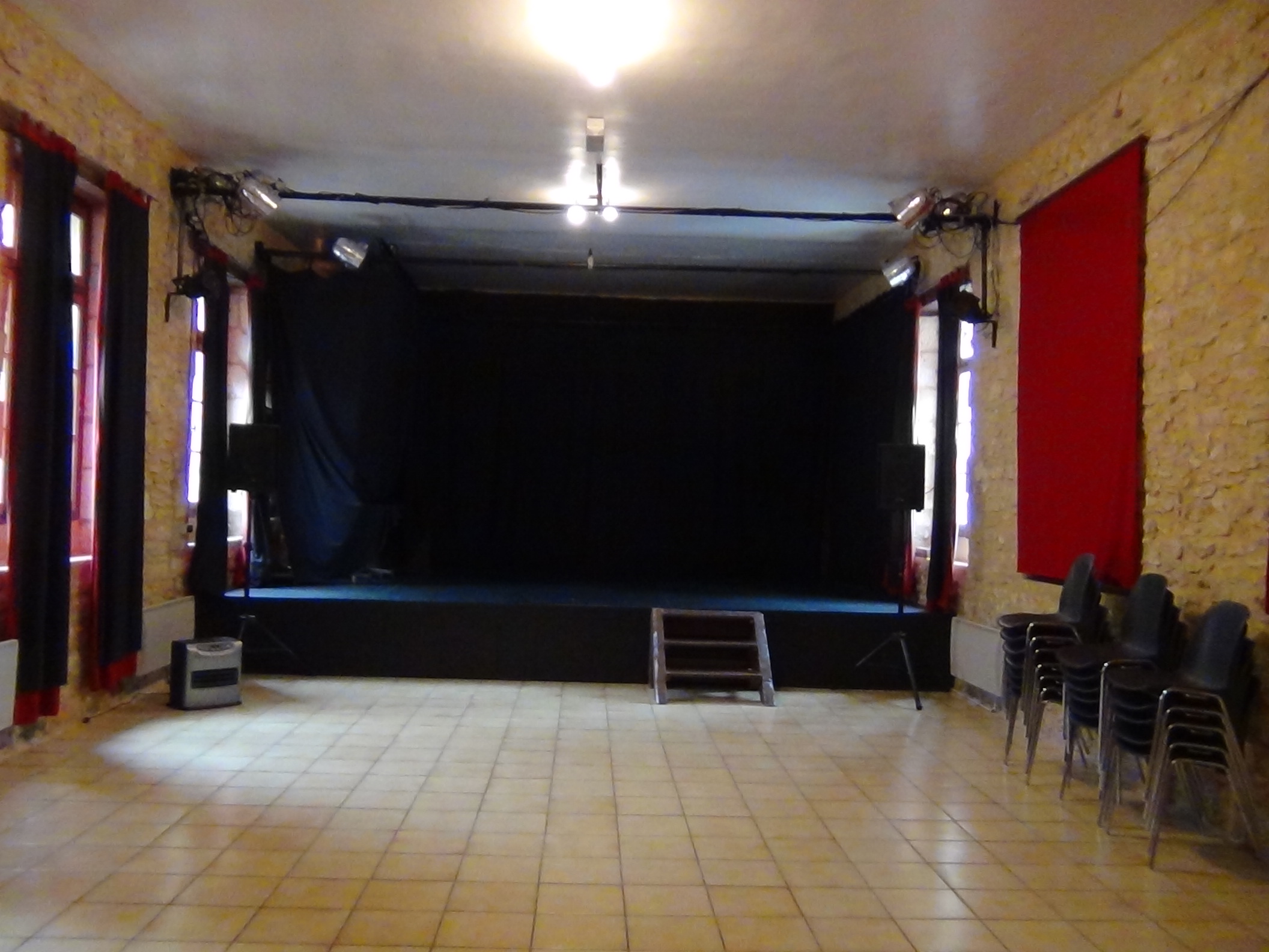 144- UN ESPACE SCENIQUE ADAPTE POUR FAIRE VIVRE LE THEATRE EN MILIEU ...